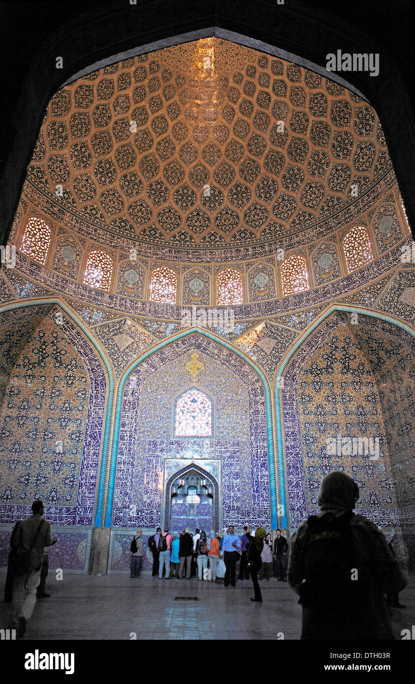 Domed hall of Lotfollah Mosque, Isfahan, Isfahan Province, Persia, Iran ...
