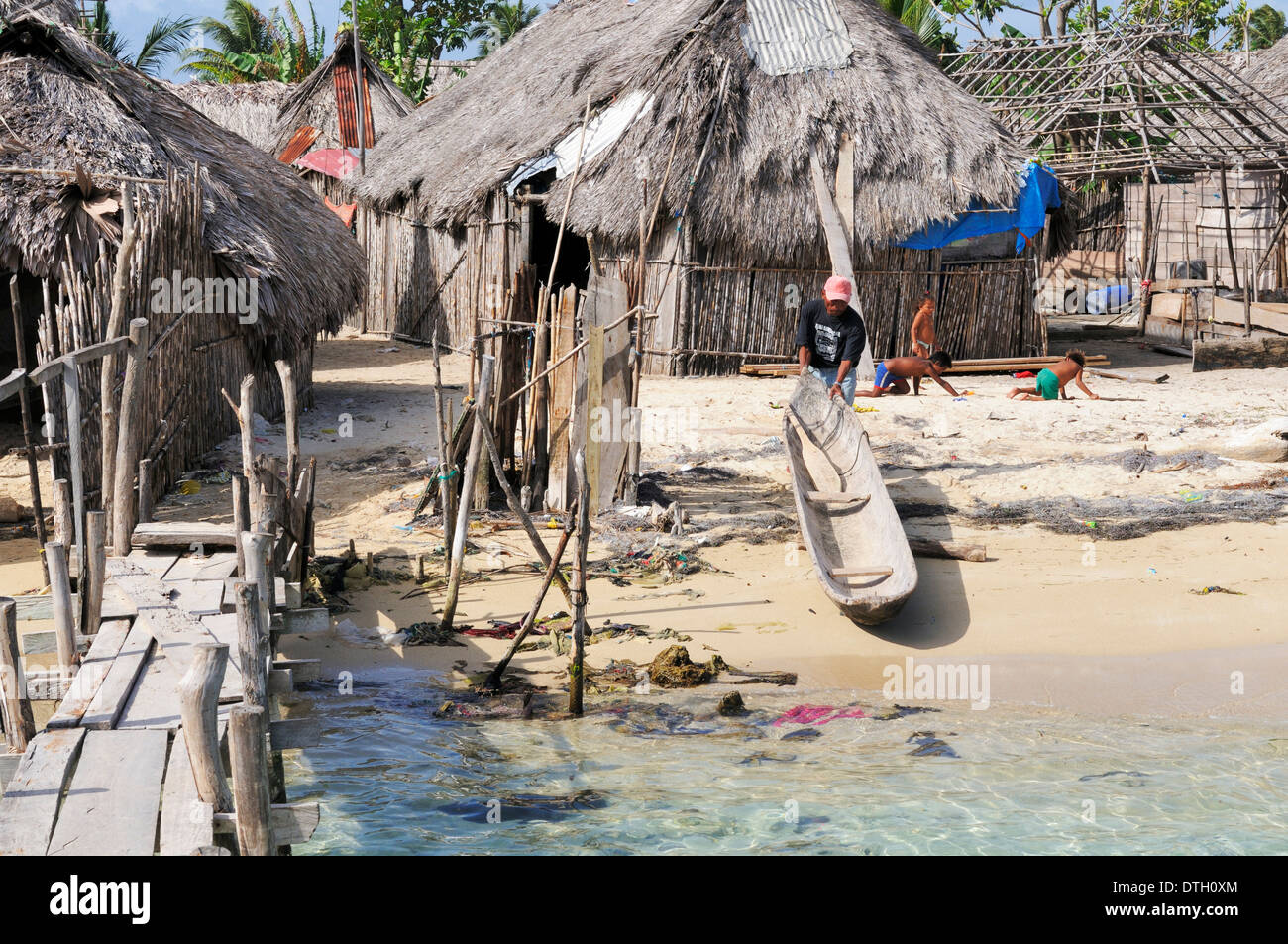Native american dugout canoe hi-res stock photography and images - Alamy