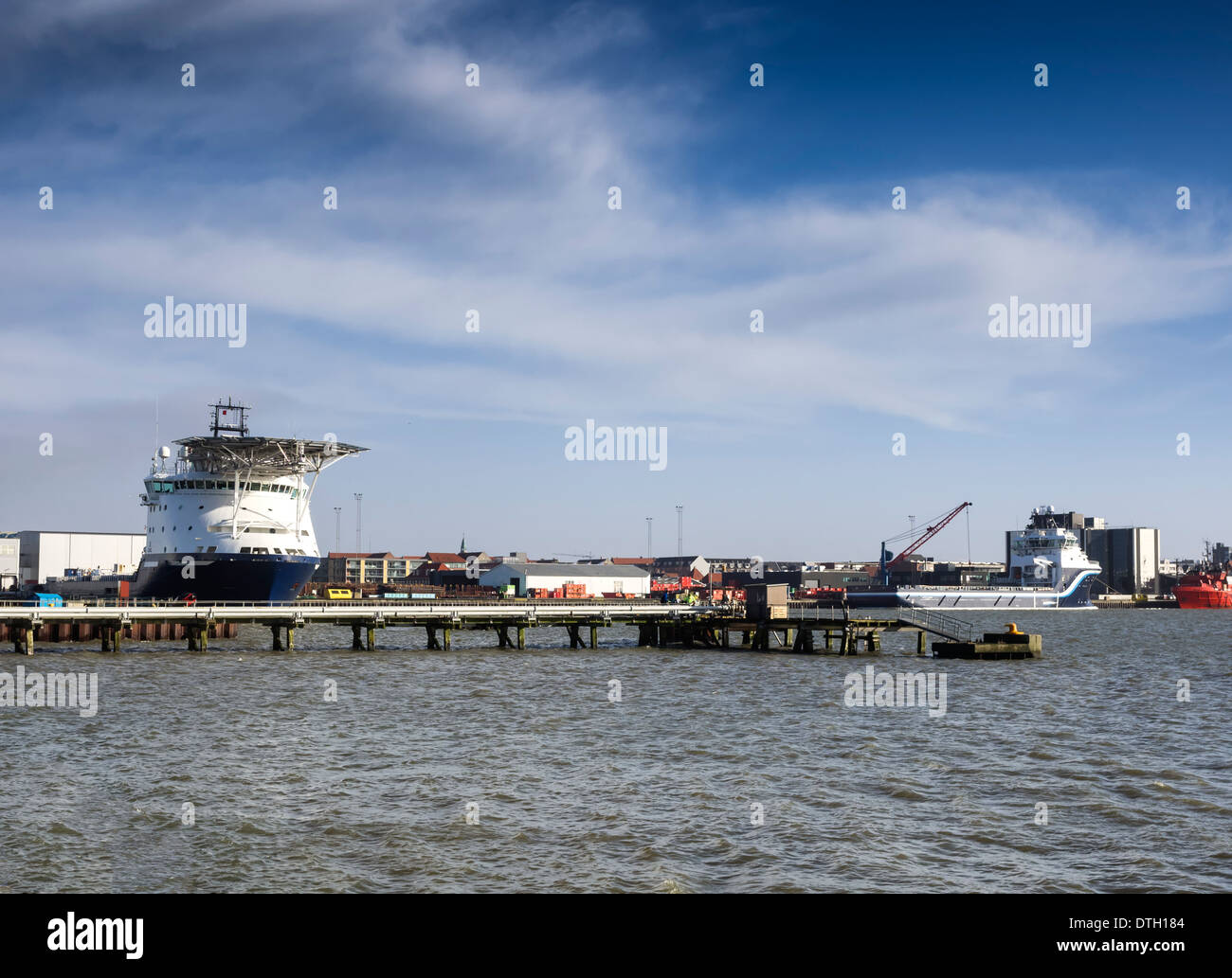 Oil supply vessel and oil rig hi-res stock photography and images - Alamy
