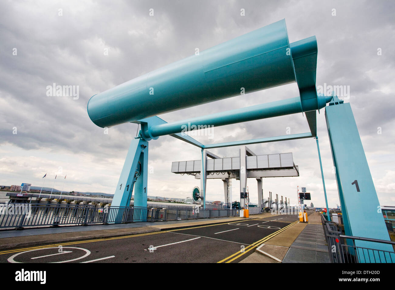 Barrage gates hi-res stock photography and images - Alamy