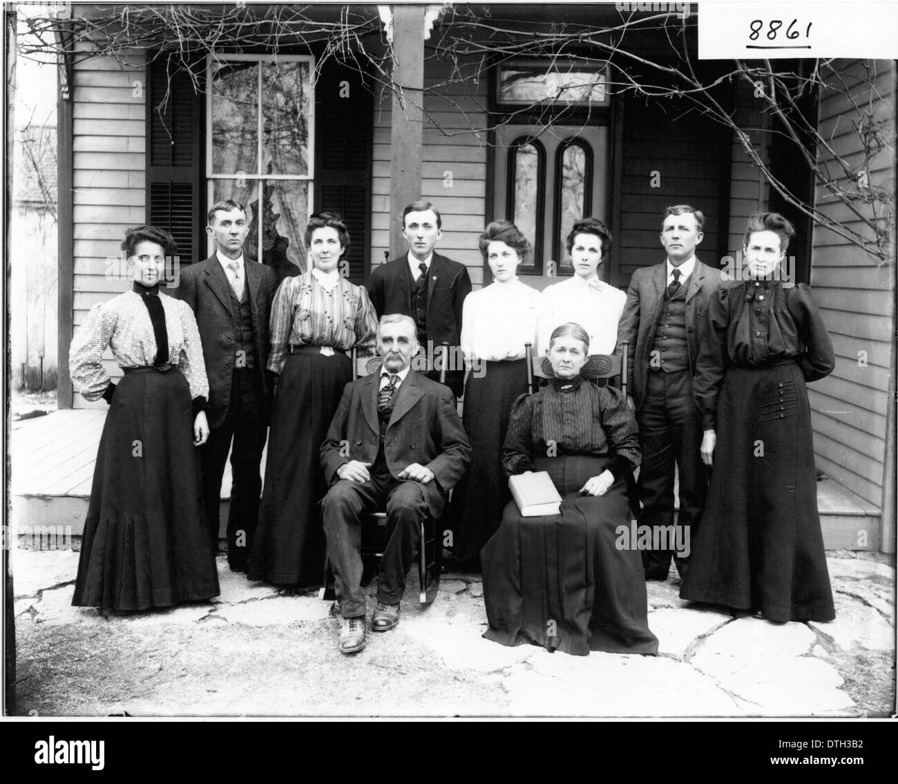 The photograph of the J.H. Kapp family on their front porch in 1908 ...