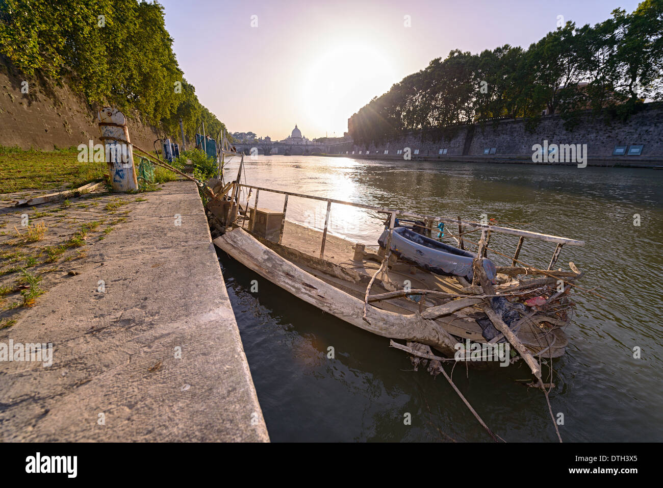 Rome riverbank hi-res stock photography and images - Alamy