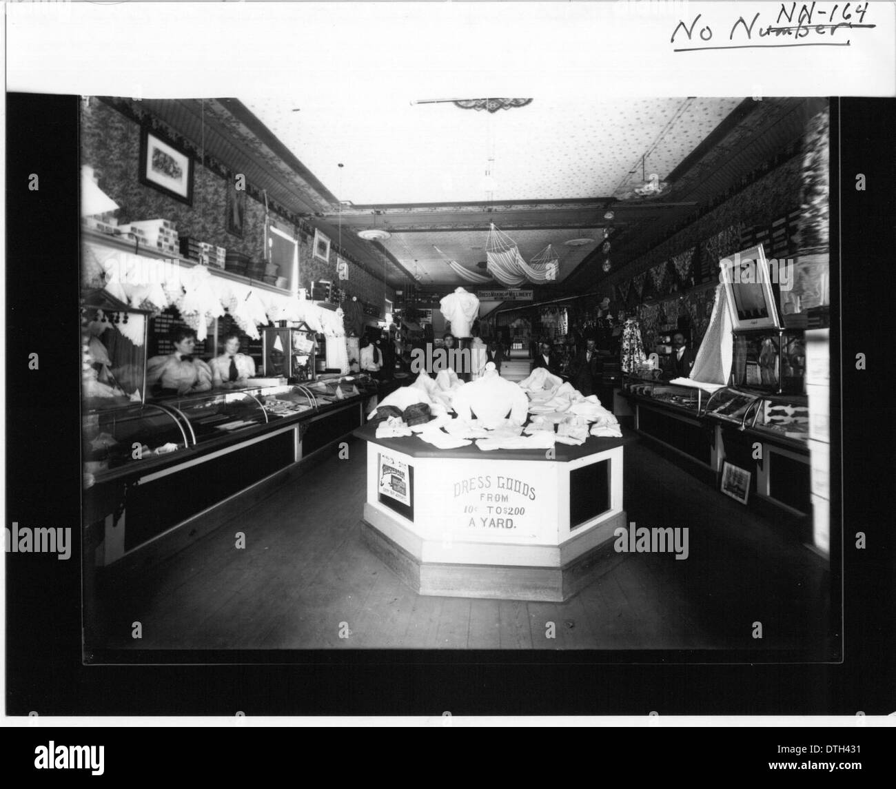 Vintage department store women hi-res stock photography and images - Alamy