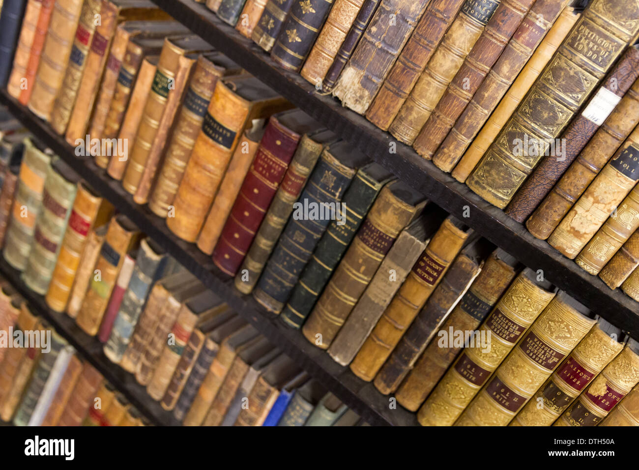Books on shelves hi-res stock photography and images - Alamy