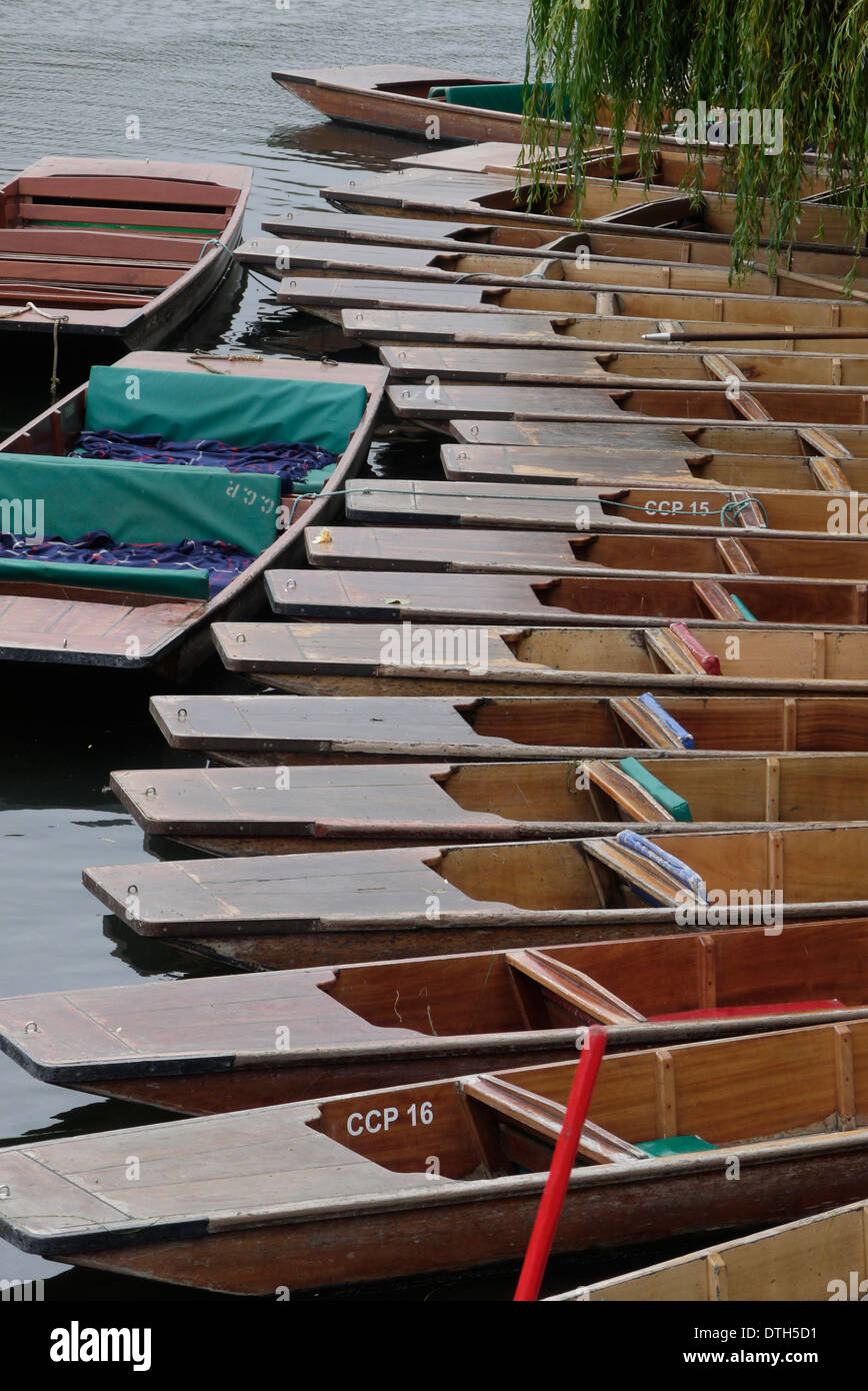 Cambridge river punts boats water hi-res stock photography and images ...