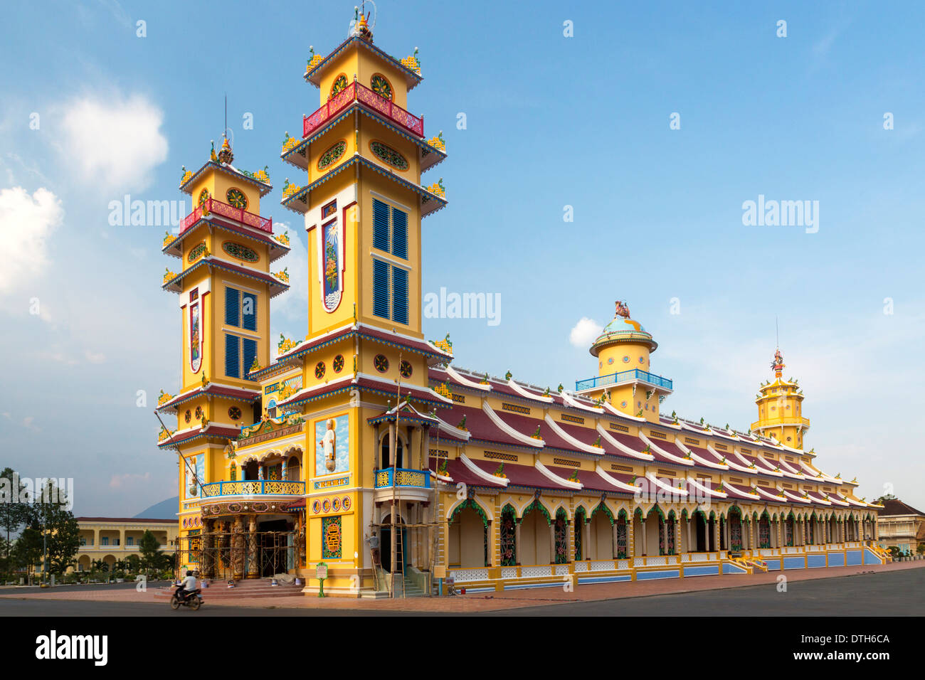 Cao dai temple hi-res stock photography and images - Alamy
