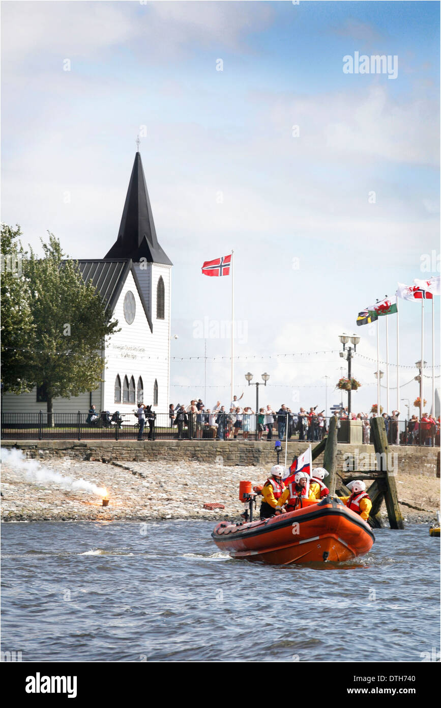 Cardiff bay harbor life hi-res stock photography and images - Alamy