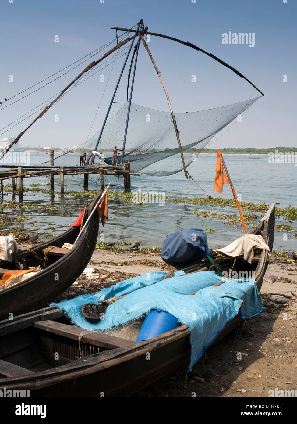 India, Kerala, Fort Cochin, Chinese Fishing Nets, fishermen at work ...