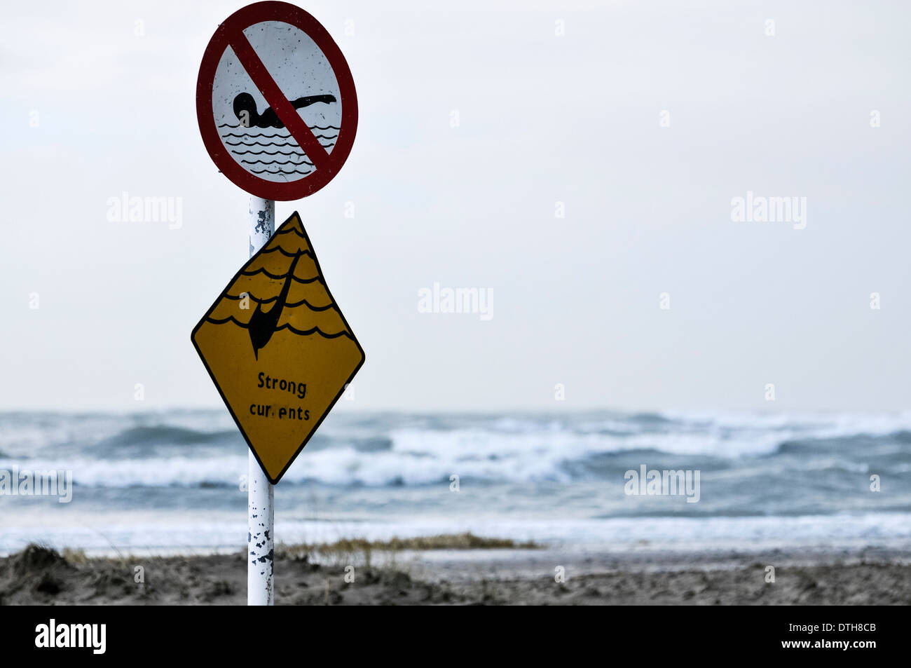 Dangerous currents no swimming sign hi-res stock photography and images ...