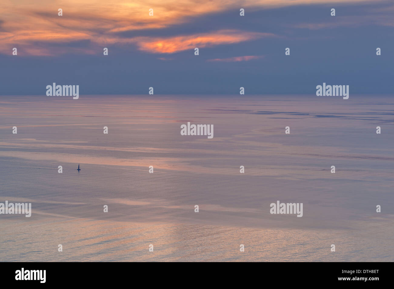 Mirrored ocean and sky hi-res stock photography and images - Alamy