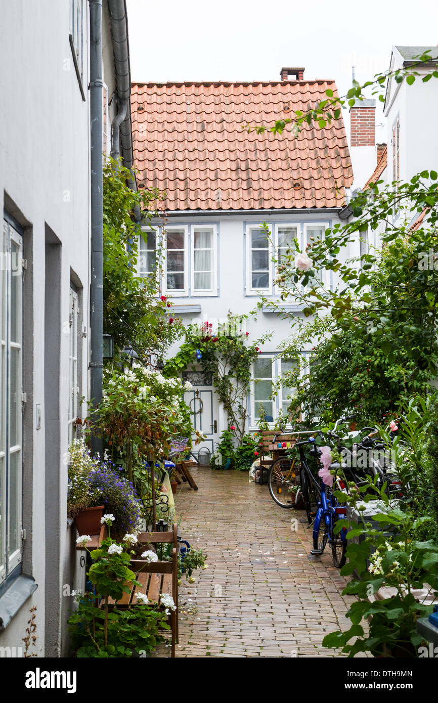 Courtyard houses hi-res stock photography and images - Alamy