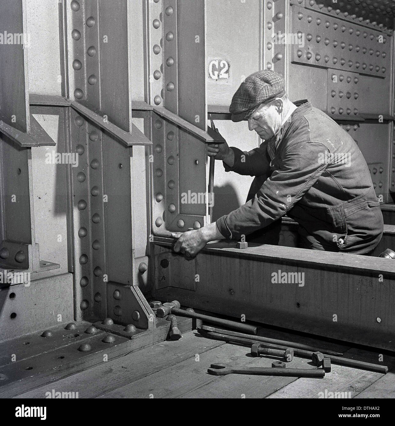 1950s, an historical picture showing a British workman wearing Stock ...