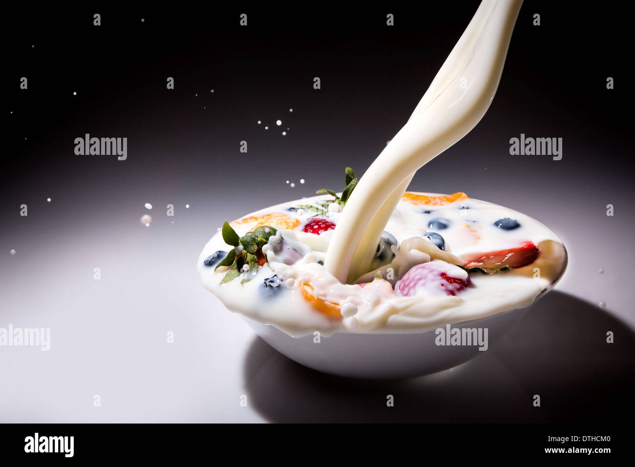 Milk splash bowl hi-res stock photography and images - Alamy