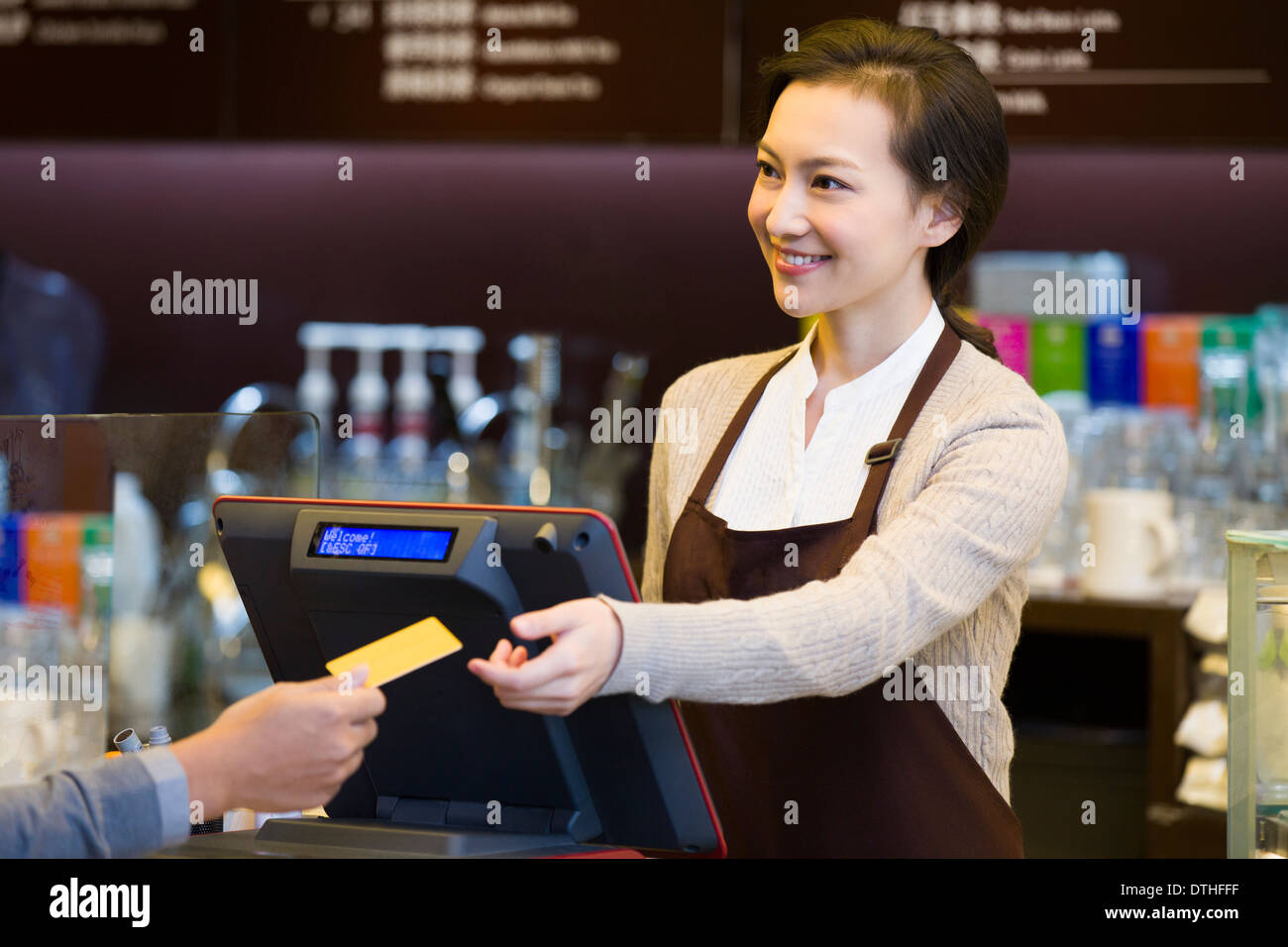 Customer paying by credit card in coffee shop Stock Photo - Alamy