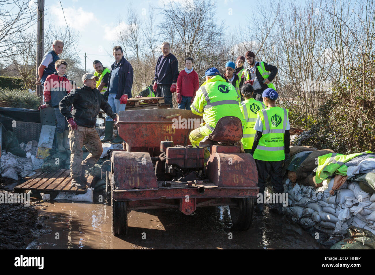 Disaster relief volunteers hi-res stock photography and images - Alamy
