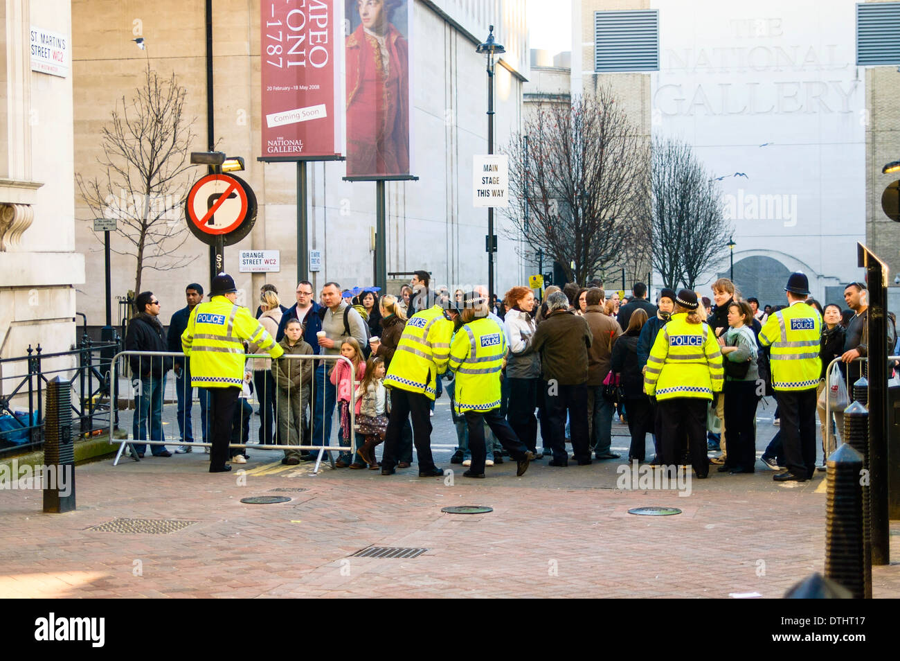 Large peaceful crowd hi-res stock photography and images - Alamy