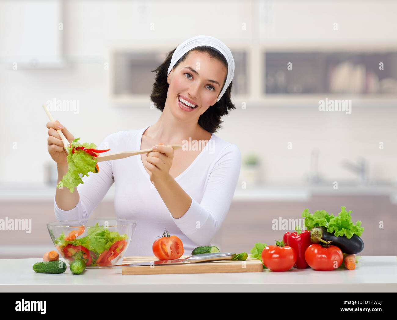 woman in kitchen making salad Stock Photo - Alamy