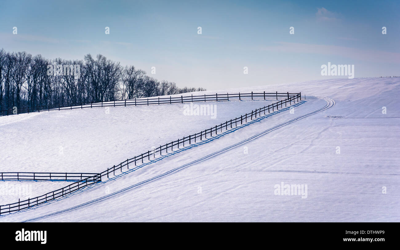 White farm fences hi-res stock photography and images - Alamy