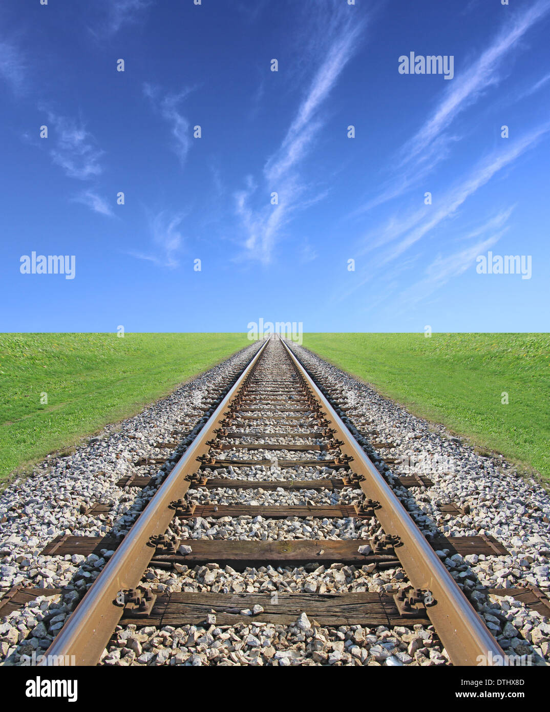 Railroad track horizon hi-res stock photography and images - Alamy