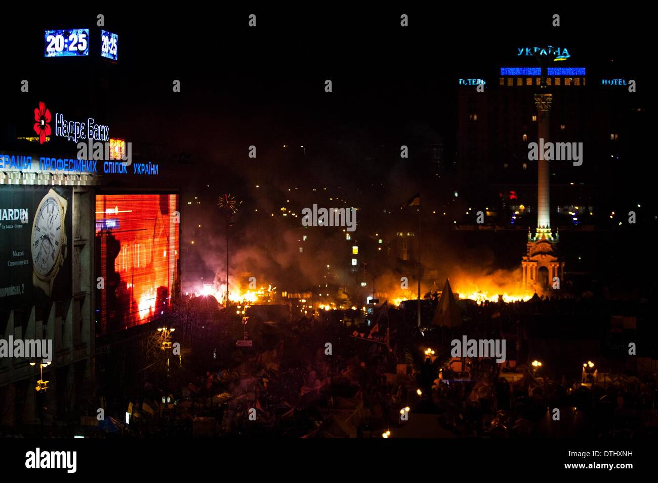 Kiev, Ukraine. 18th Feb, 2014. Anti-government protesters clash with ...