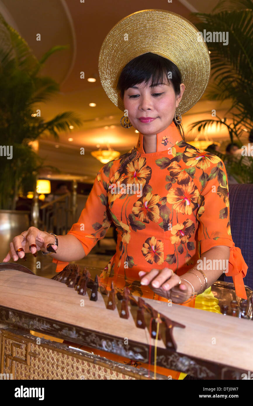 Vietnamese musician hi-res stock photography and images - Alamy