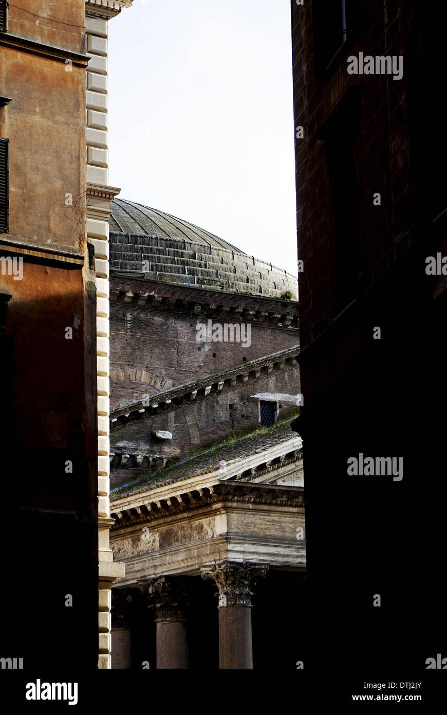 unusual foreshortened of the pantheon in Rome Stock Photo - Alamy