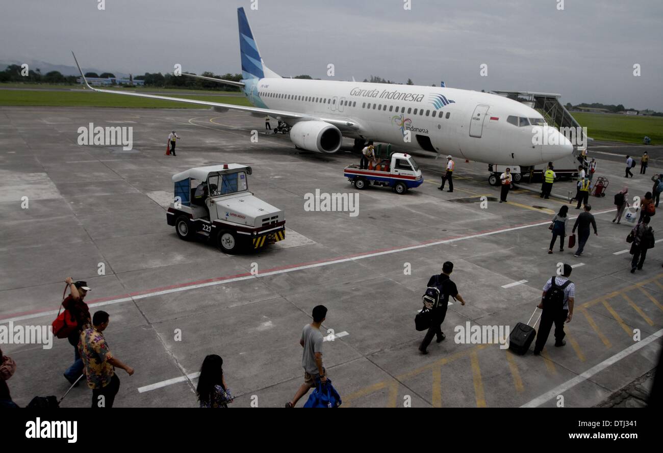Indonesia's Mt. Lewotobi Laki-Laki Volcano Erupts, Forcing Airport ...