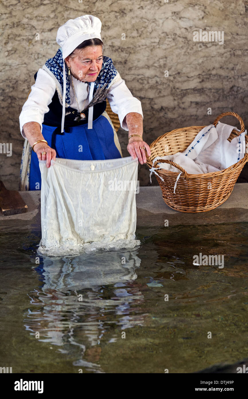 Washerwoman [washing clothes] woman hi-res stock photography and images ...