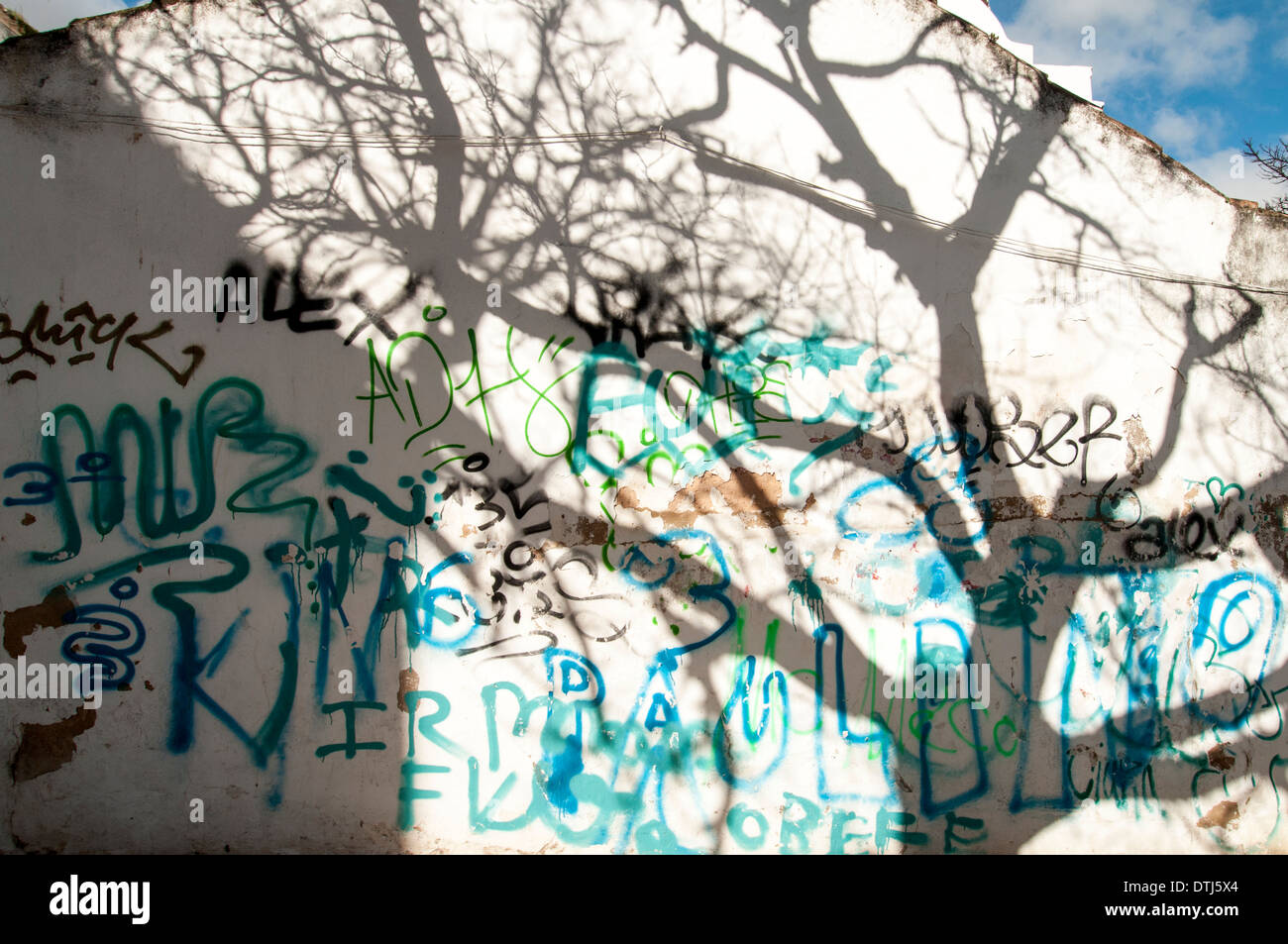 wall with graffiti and shadows Stock Photo - Alamy