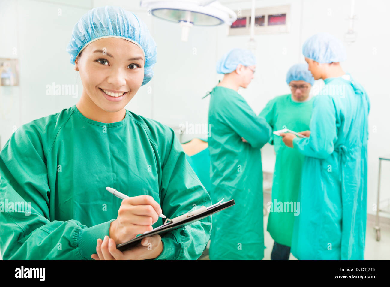 Doctors surgeons operating patient hi-res stock photography and images ...