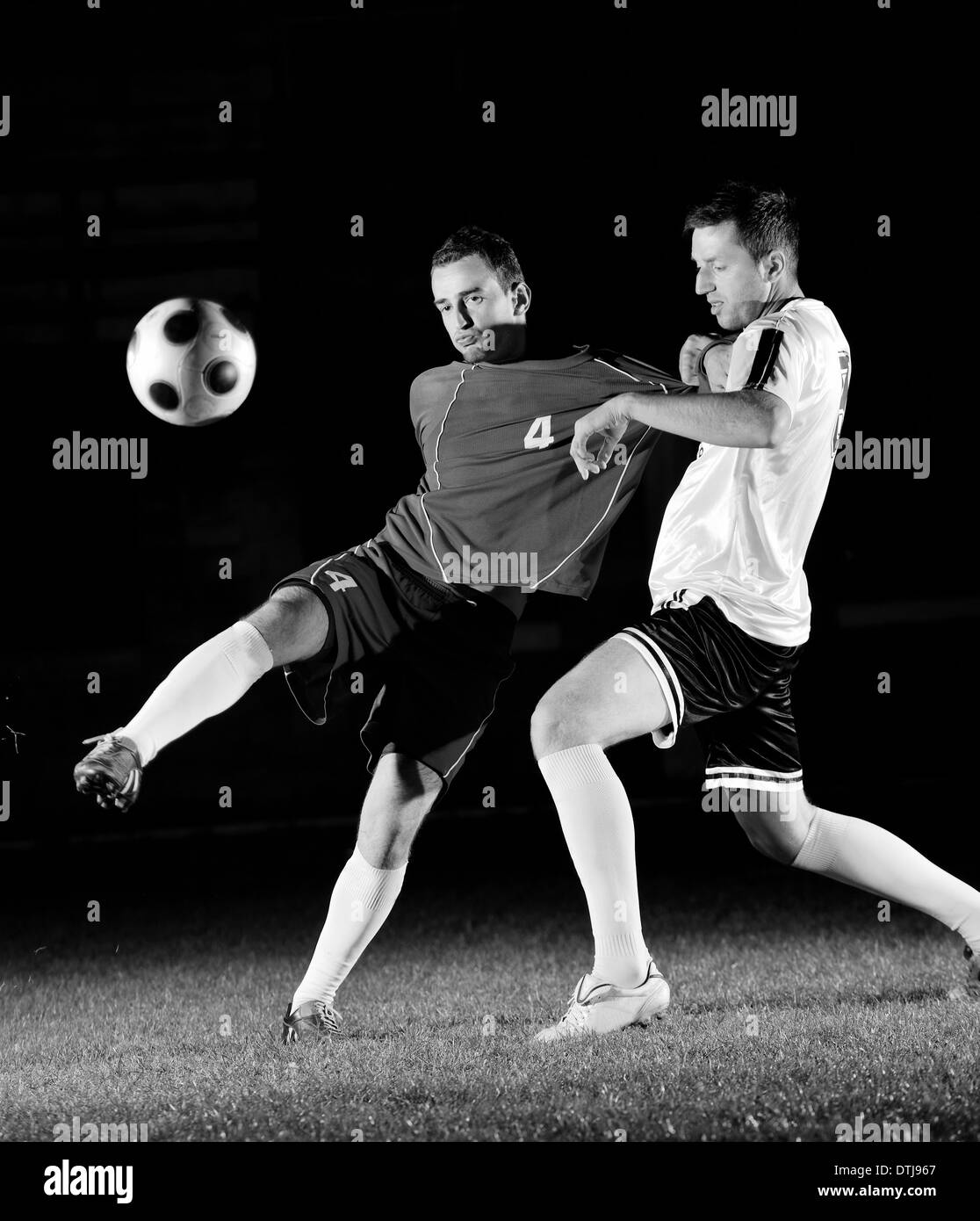 Soccer players in action hi-res stock photography and images - Alamy