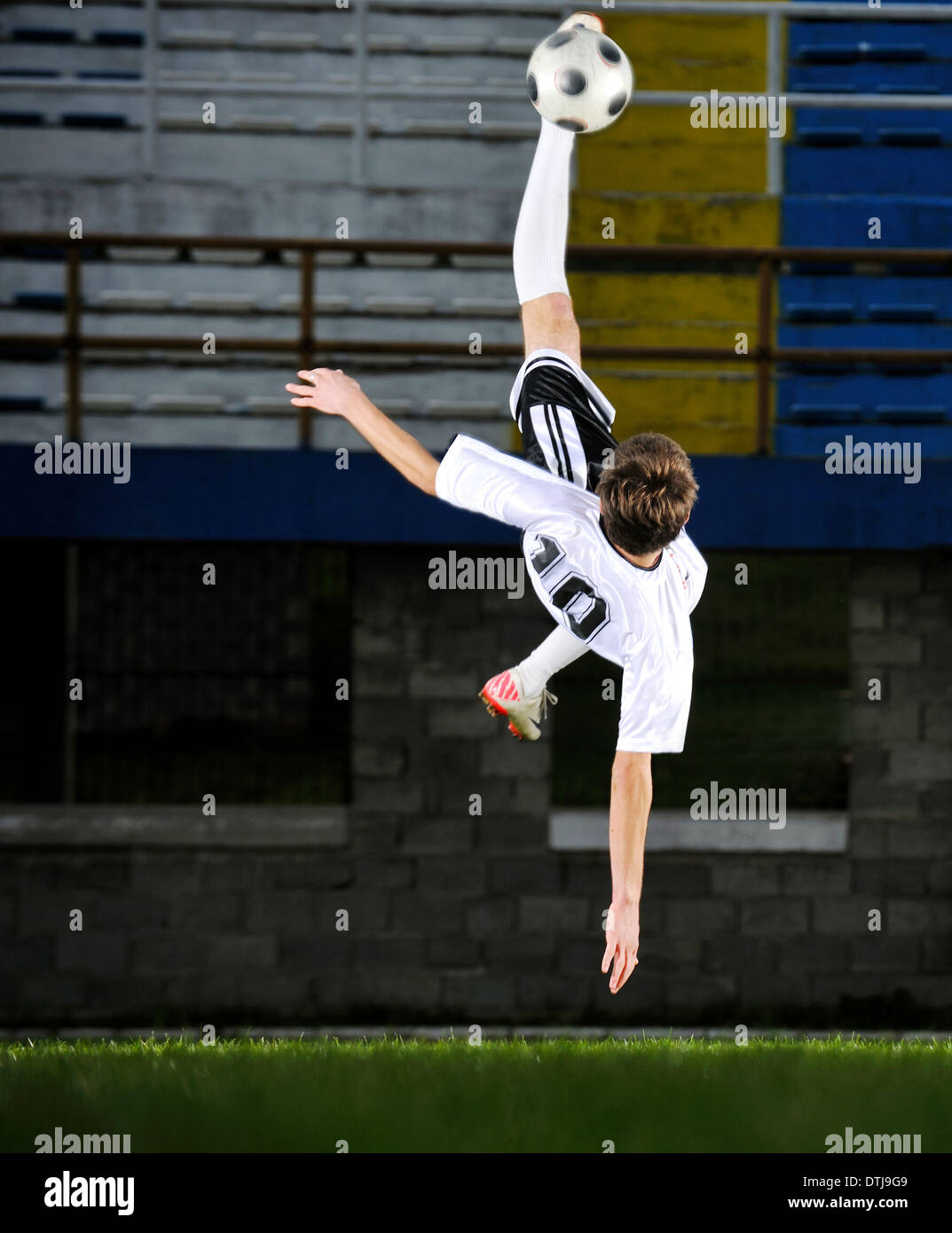 football player in action Stock Photo - Alamy