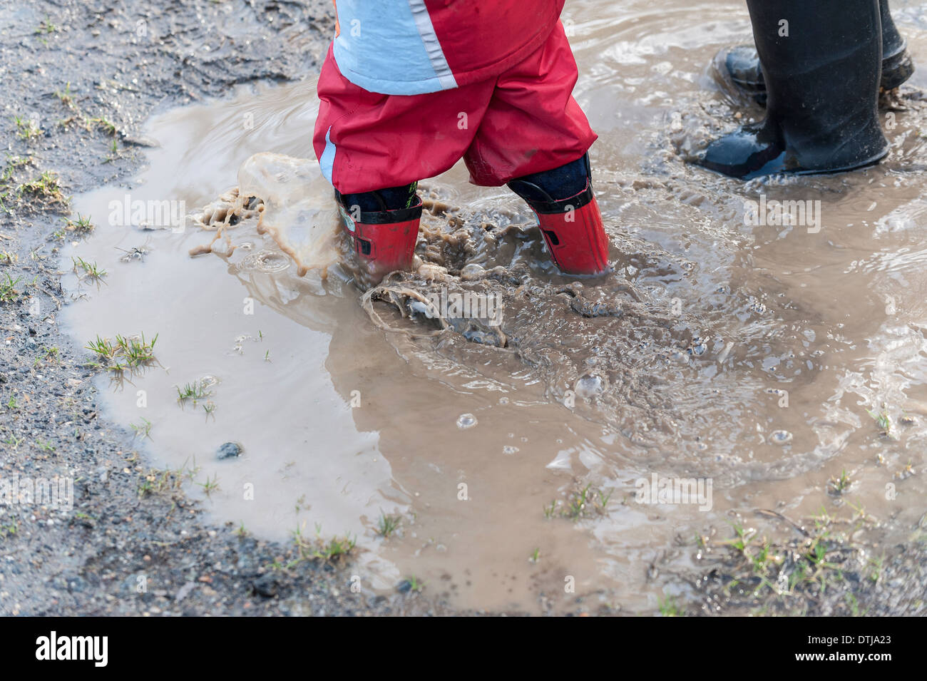 Child splashing hi-res stock photography and images - Alamy