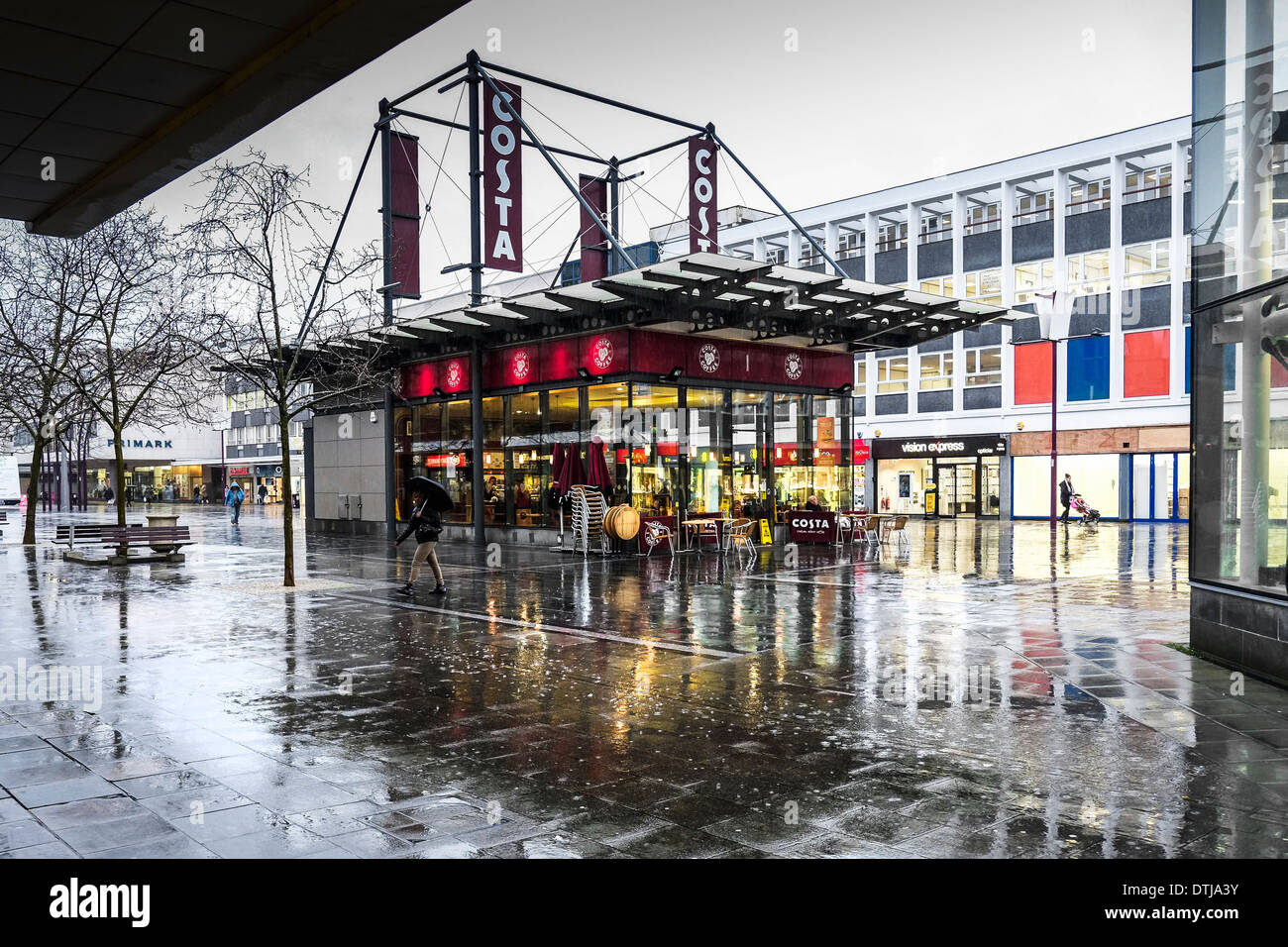 Heavy rain in Basildon Town Square in Essex Stock Photo - Alamy