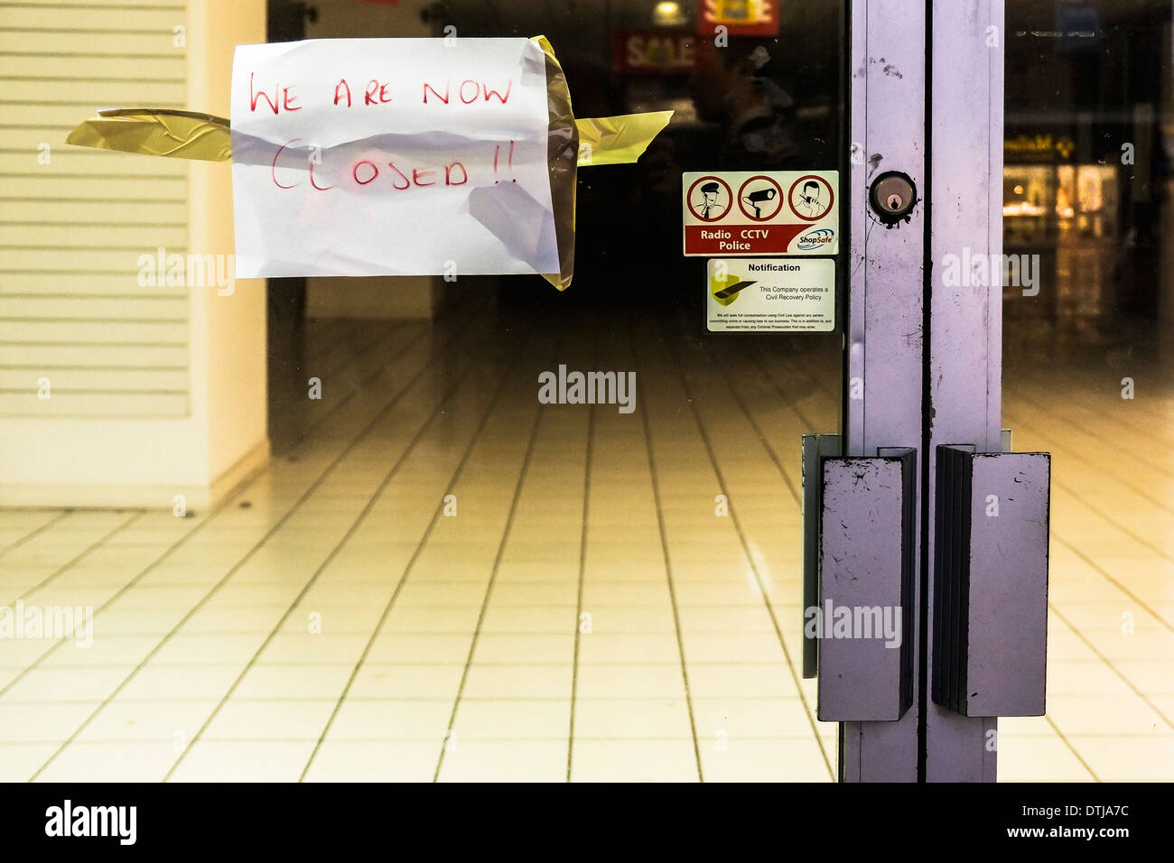 A sign on the doors of a closed down shop Stock Photo - Alamy