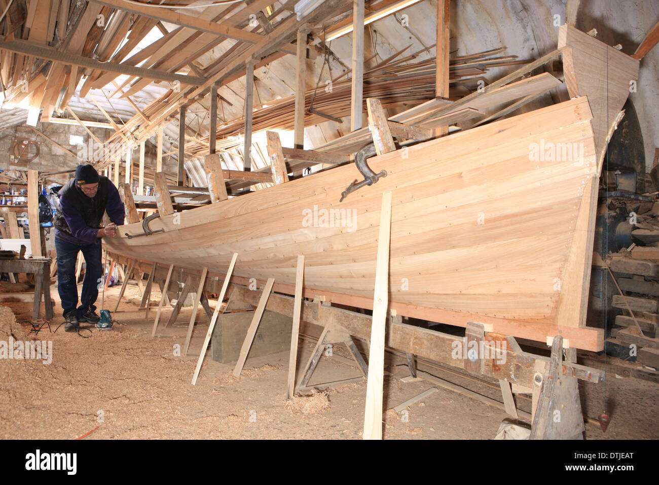 Dave Currah building a Pilot Gig at Looe, gigs are used for racing ...