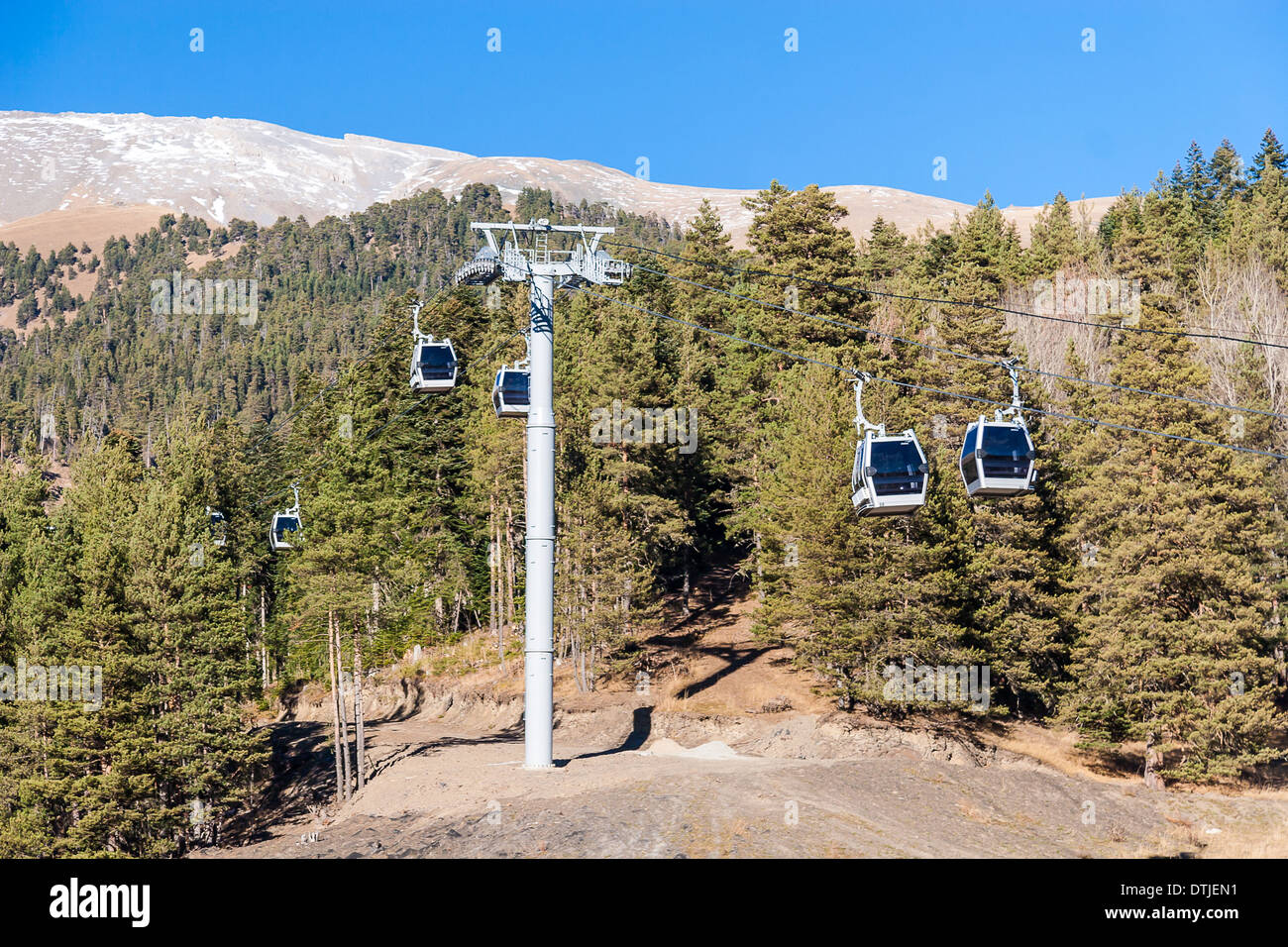 Snow resort lift hi-res stock photography and images - Alamy