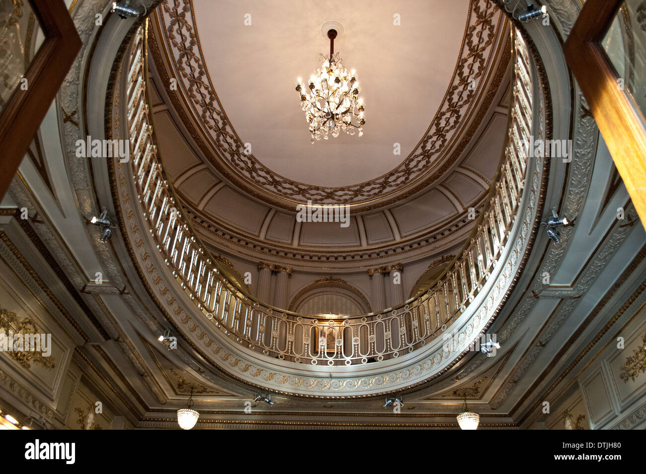 Theatre london inside hi-res stock photography and images - Alamy