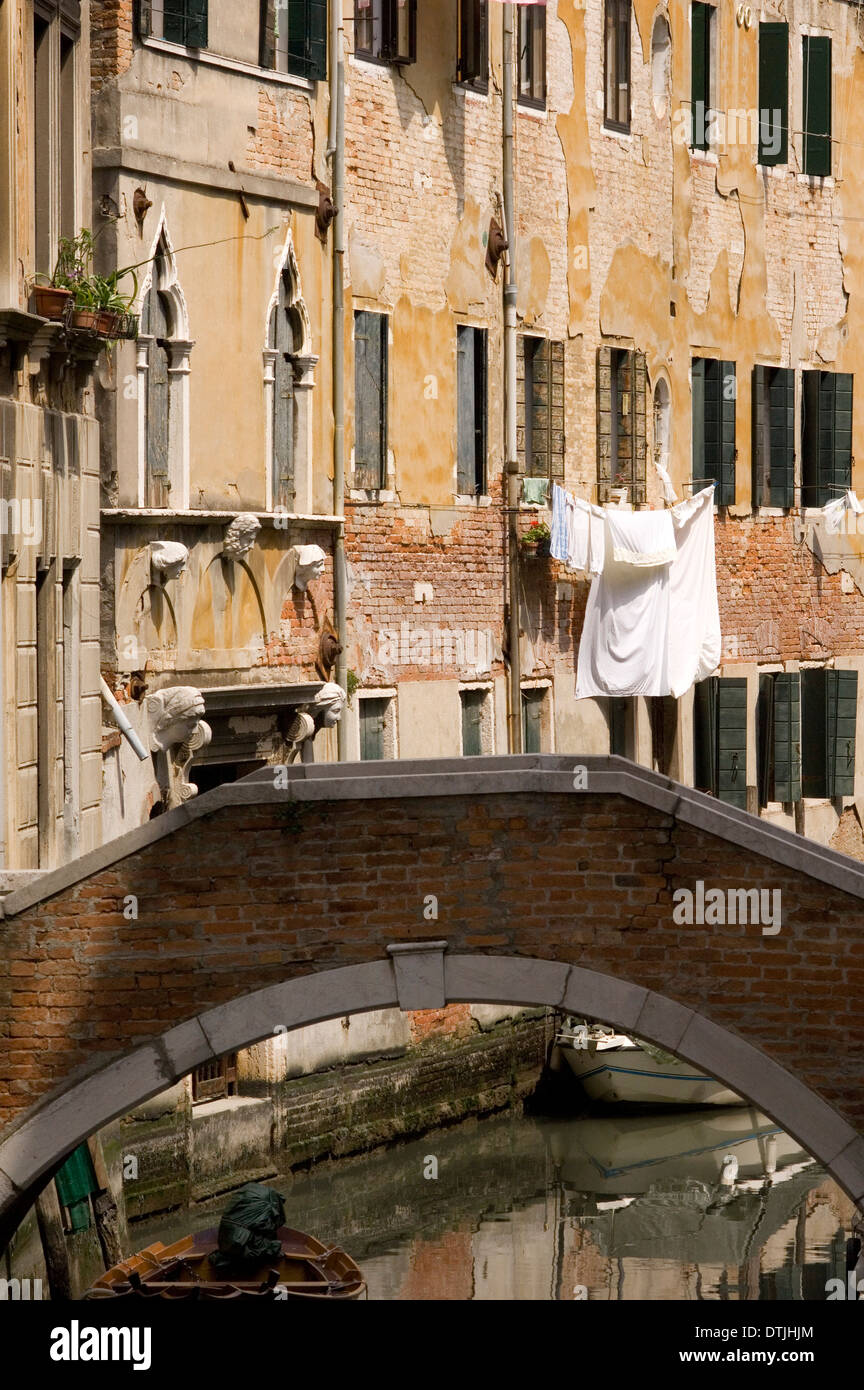 Laundry hanging from building near footbridge, Architectural details ...