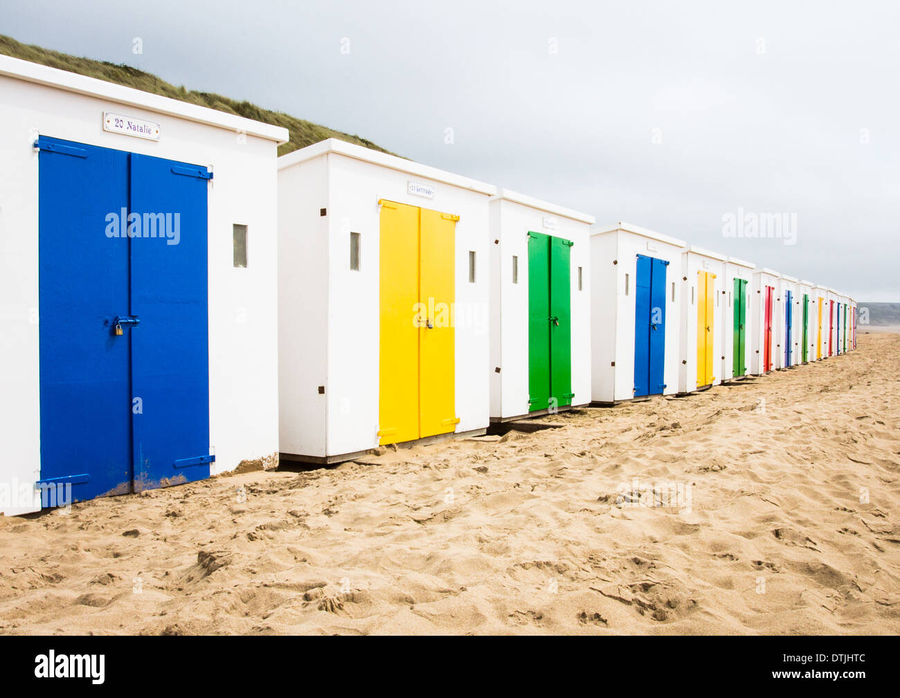 Coloured beach huts hi-res stock photography and images - Alamy