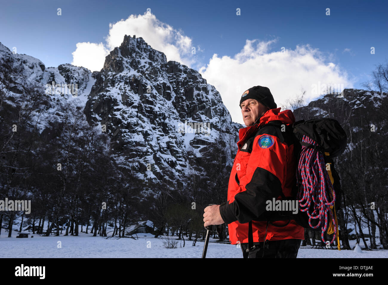 Retired senior man hiking hi-res stock photography and images - Alamy