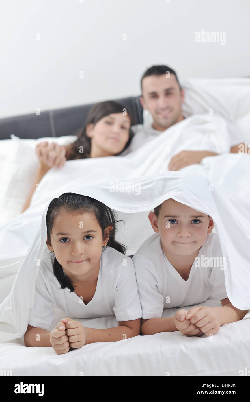 Happy family por hi-res stock photography and images - Alamy