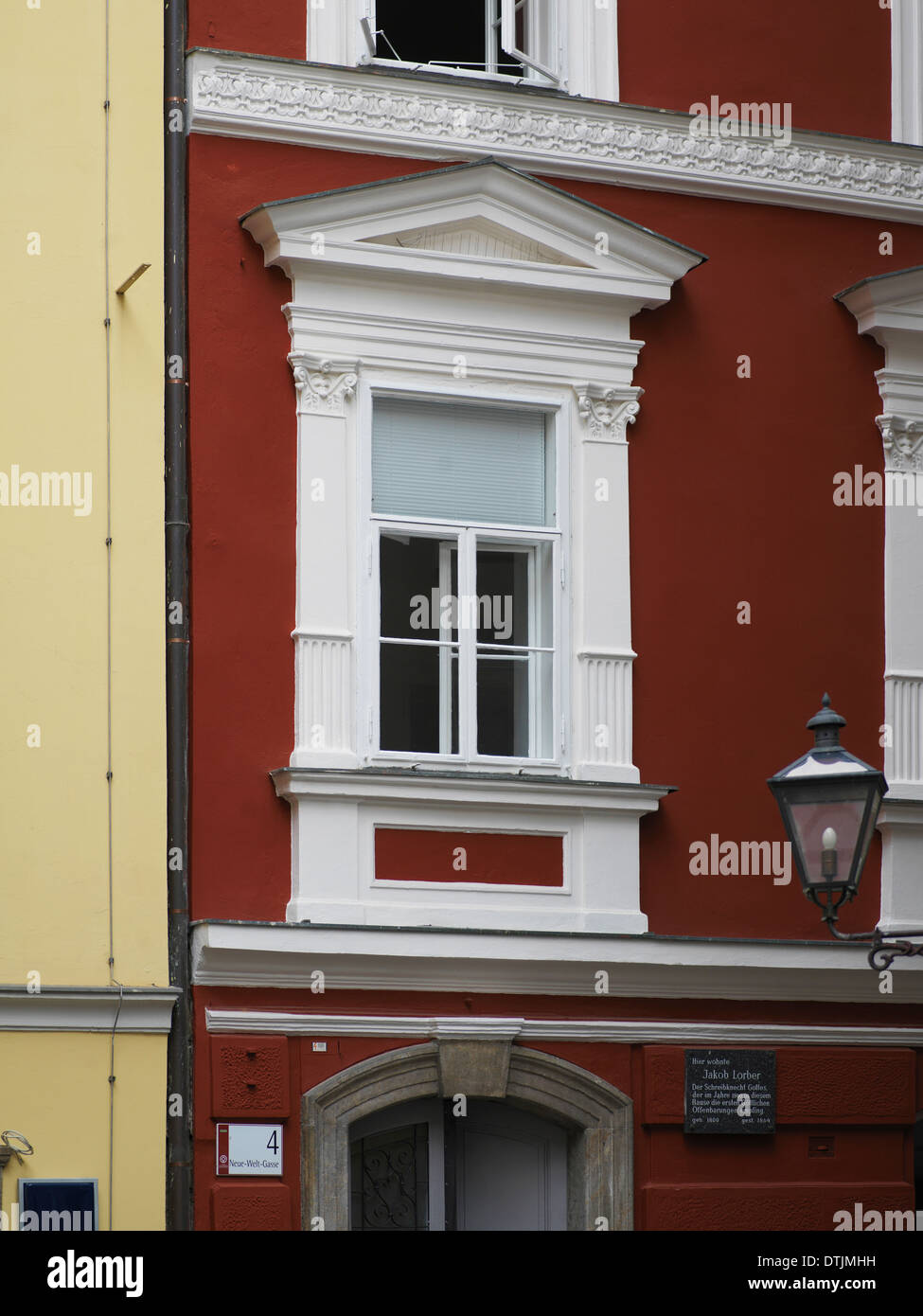 Window pediment hi-res stock photography and images - Alamy