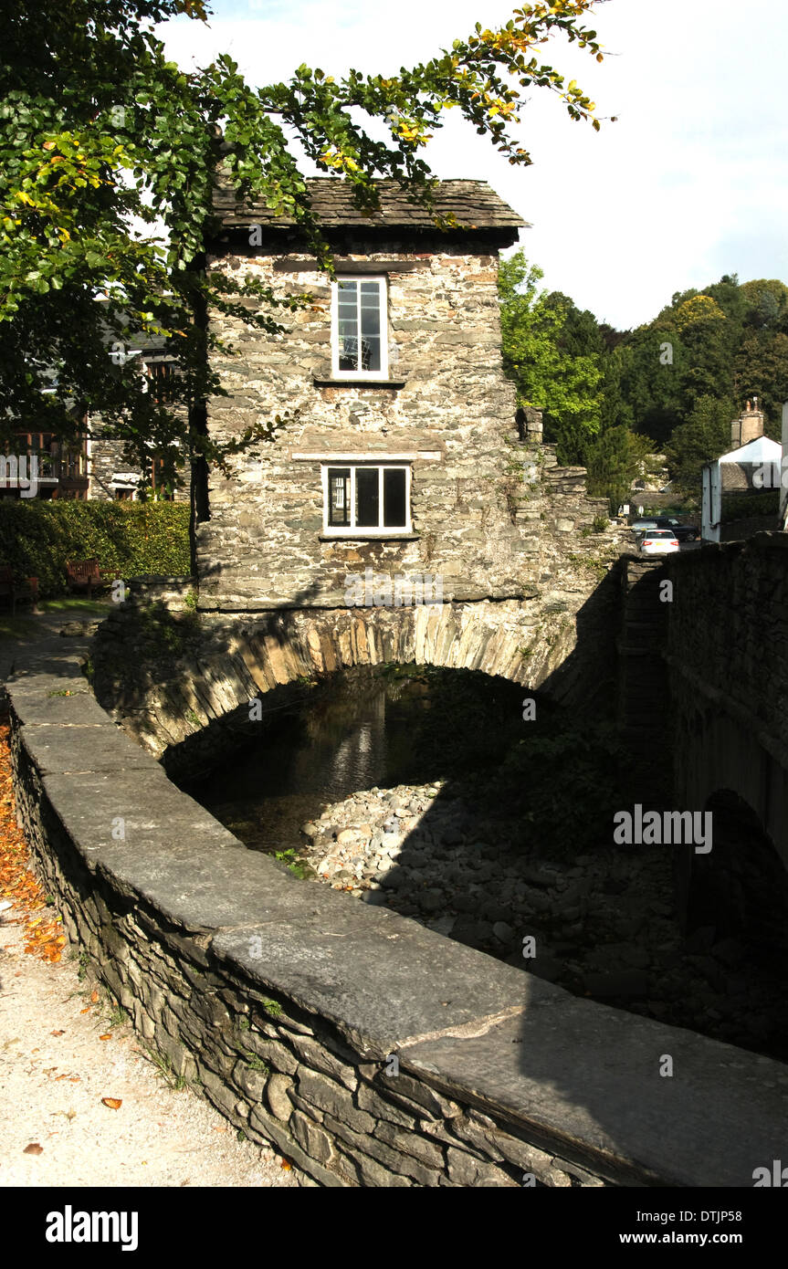 Bridge house hi-res stock photography and images - Alamy