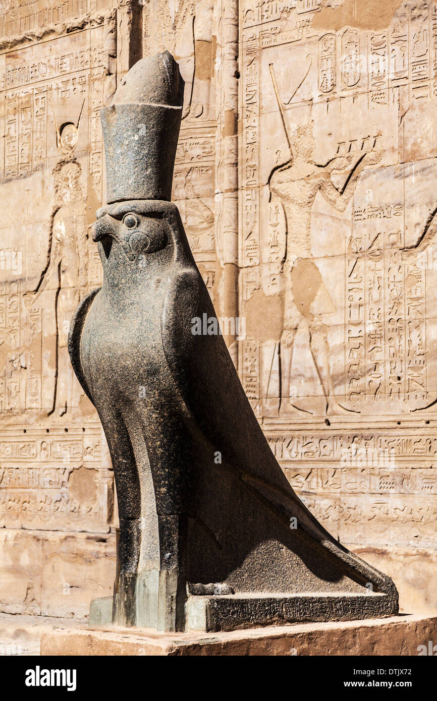 Ancient egyptian god horus hi-res stock photography and images - Alamy