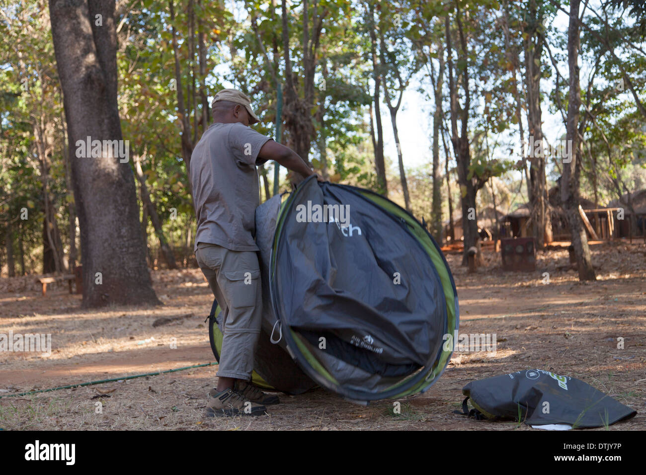 Tent build hi-res stock photography and images - Alamy