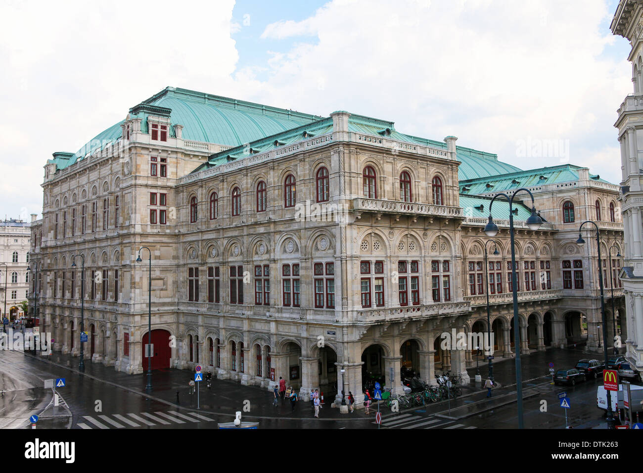 State opera house vienna hi-res stock photography and images - Alamy