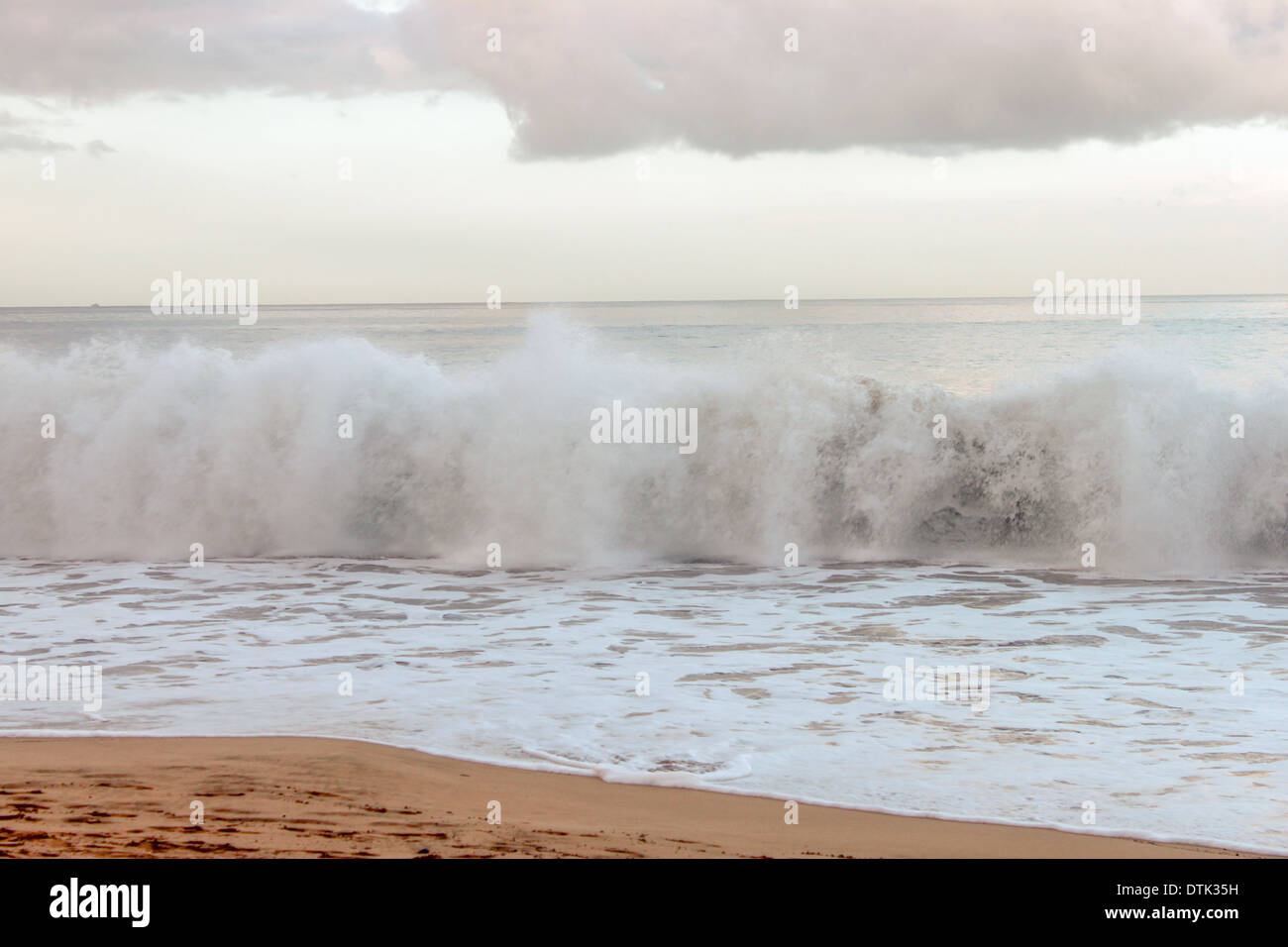 Raging waves hi-res stock photography and images - Alamy