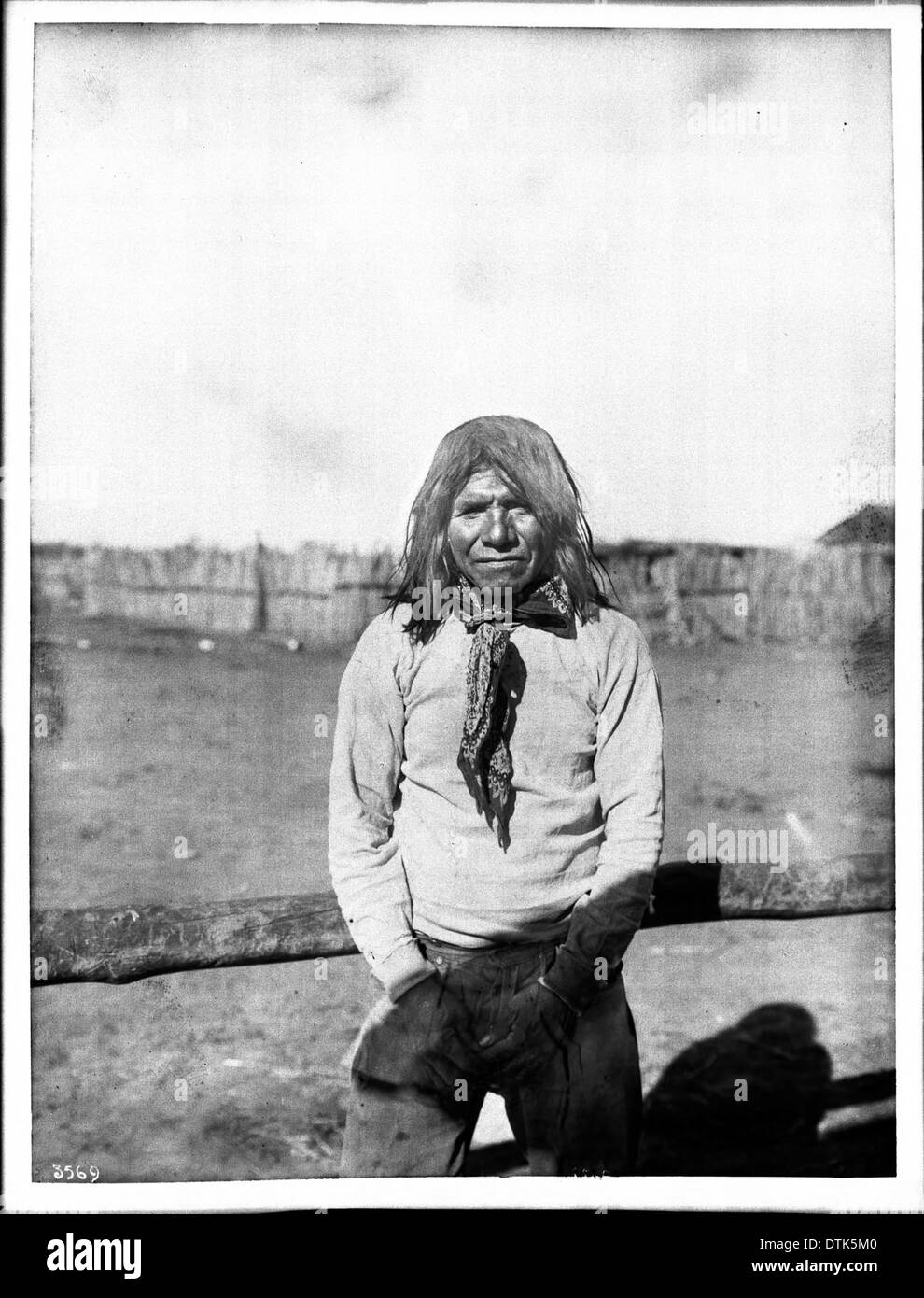 Apache indian man Black and White Stock Photos & Images - Alamy