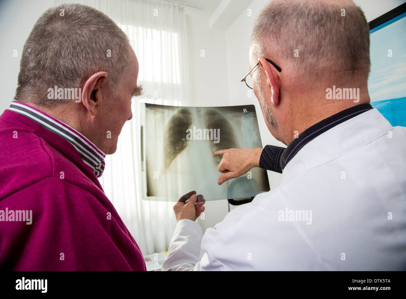 Doctor discuss with a patient the result of an X-ray Stock Photo - Alamy
